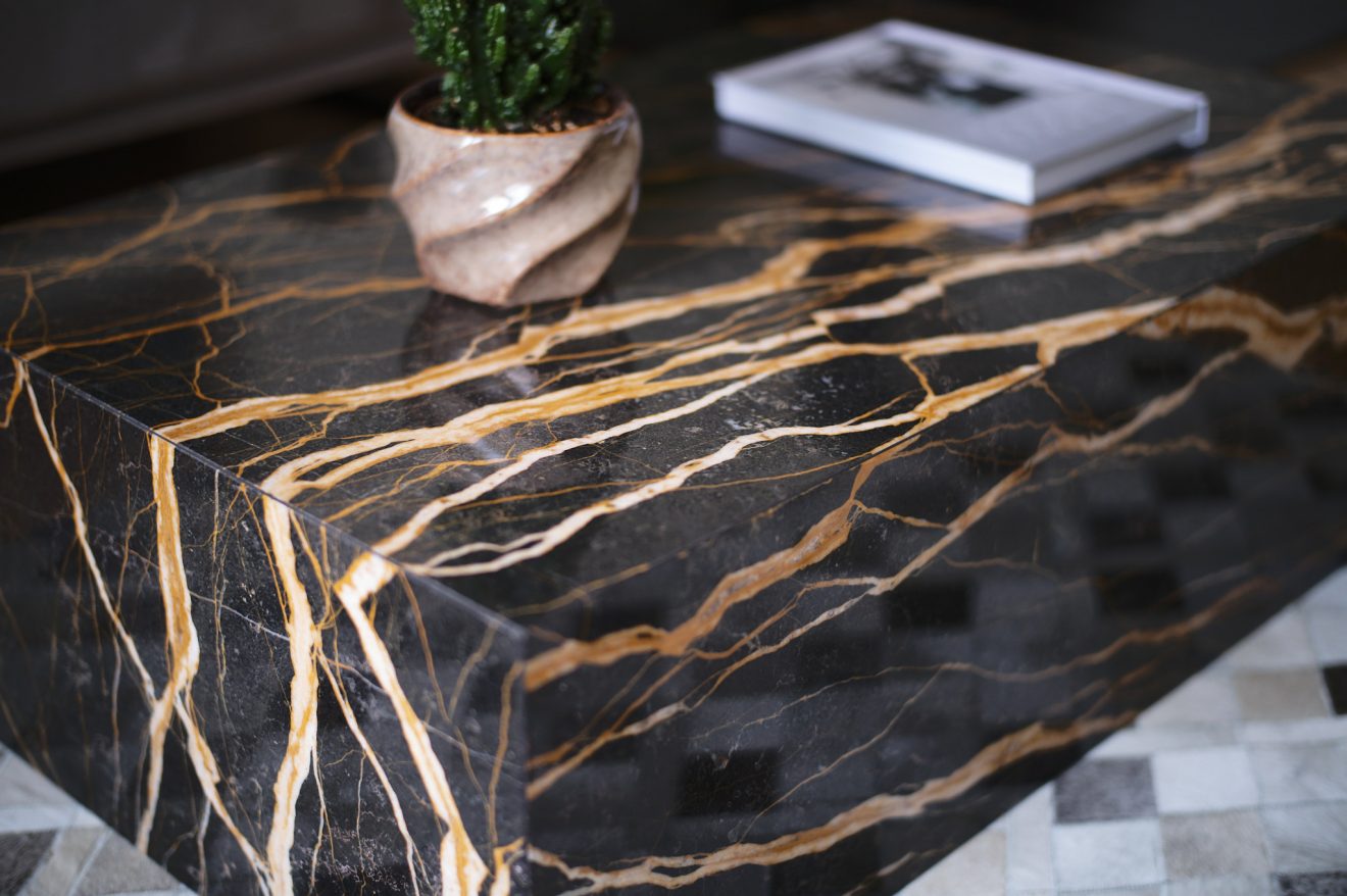 Port Laurent marble block table Gold with an elegant touch