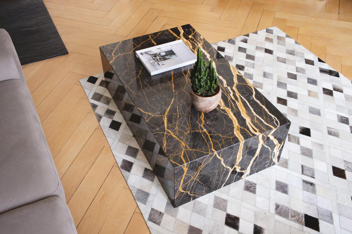 Port Laurent marble block table Gold with an elegant touch