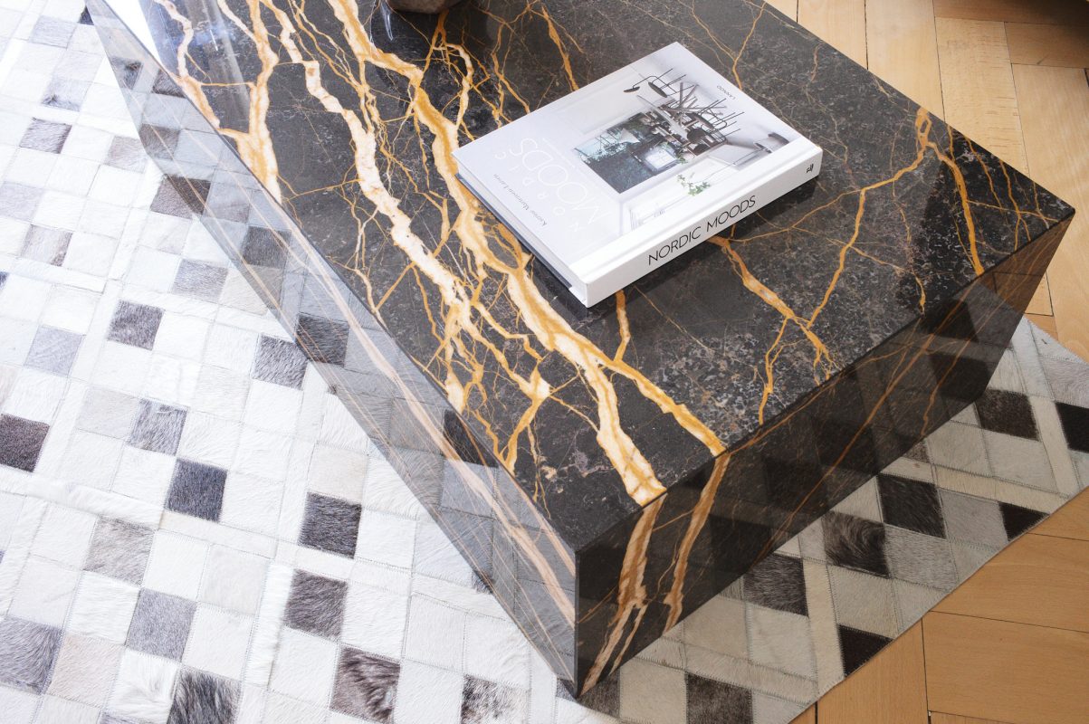 Port Laurent marble block table Gold with an elegant touch